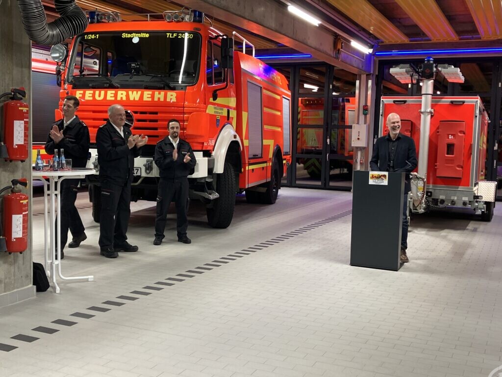 Fahrzeugübergabe TLF 4000 und mobiles Notstromaggregat – Freiwillige ...